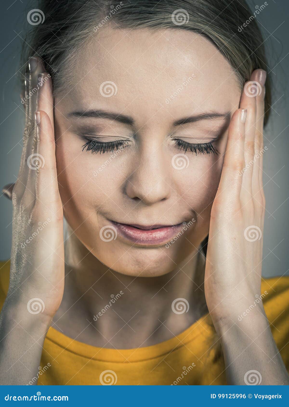 Mujer Que Tiene Dolor Principal Foto de archivo - Imagen de mujer ...