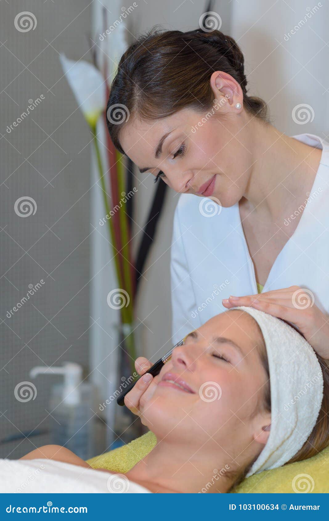 Mujer Que Tiene Procedimiento Del Botox Foto de archivo - Imagen de ...