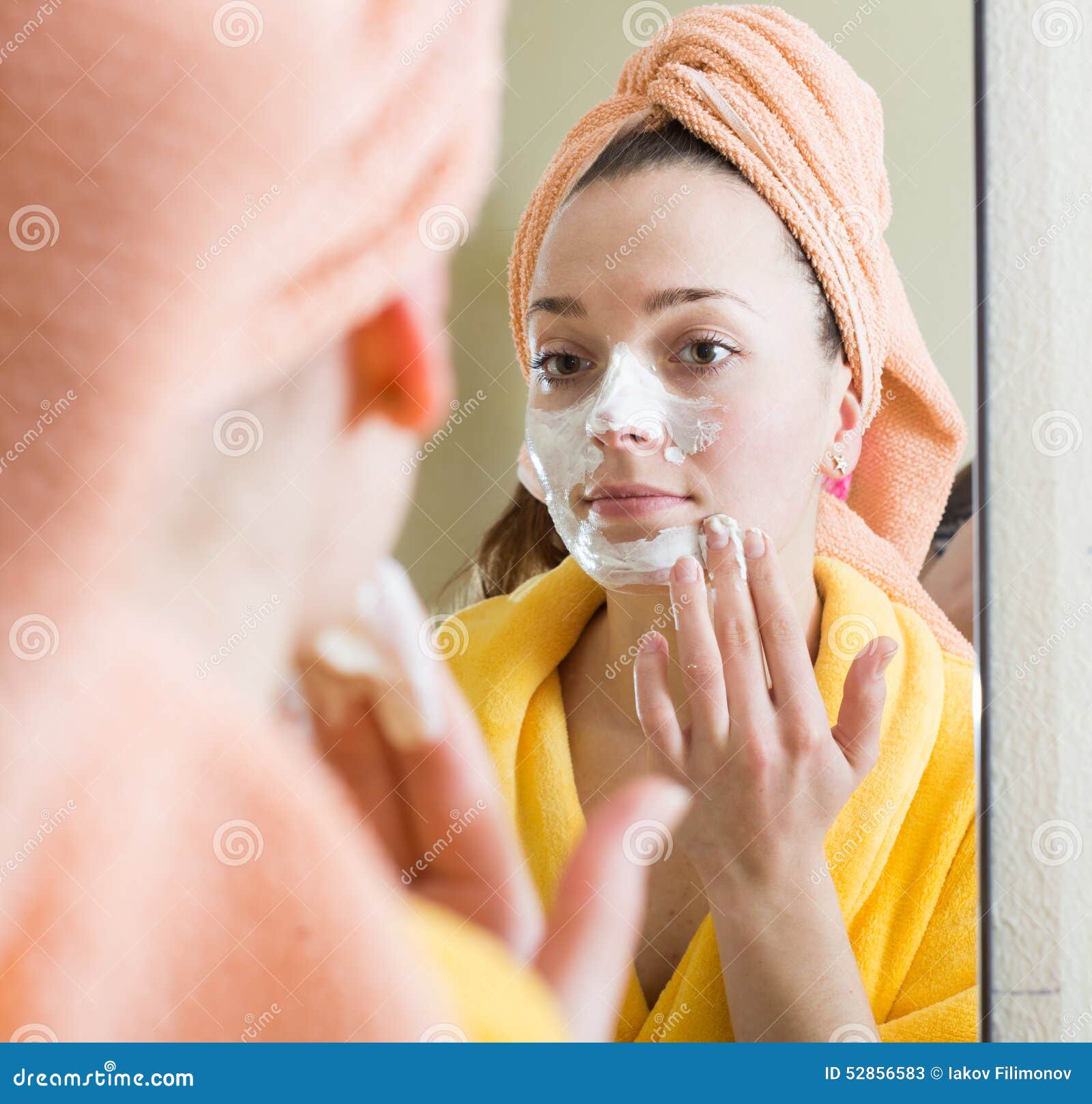 Mujer Que Toma El Cuidado De La Cara Imagen de archivo - Imagen de piel ...