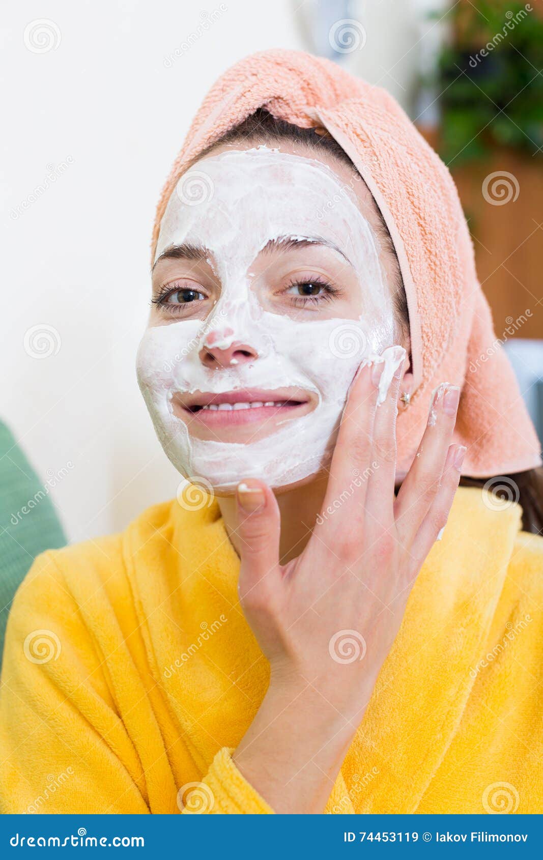 Mujer Que Toma El Cuidado De La Cara Imagen de archivo - Imagen de ...