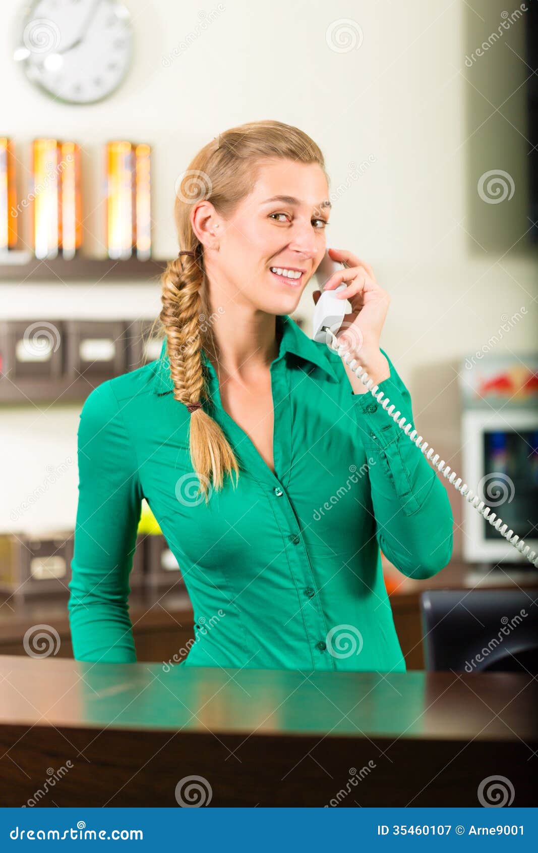 Mujer que toma una llamada imagen de archivo. Imagen de joven - 35460107