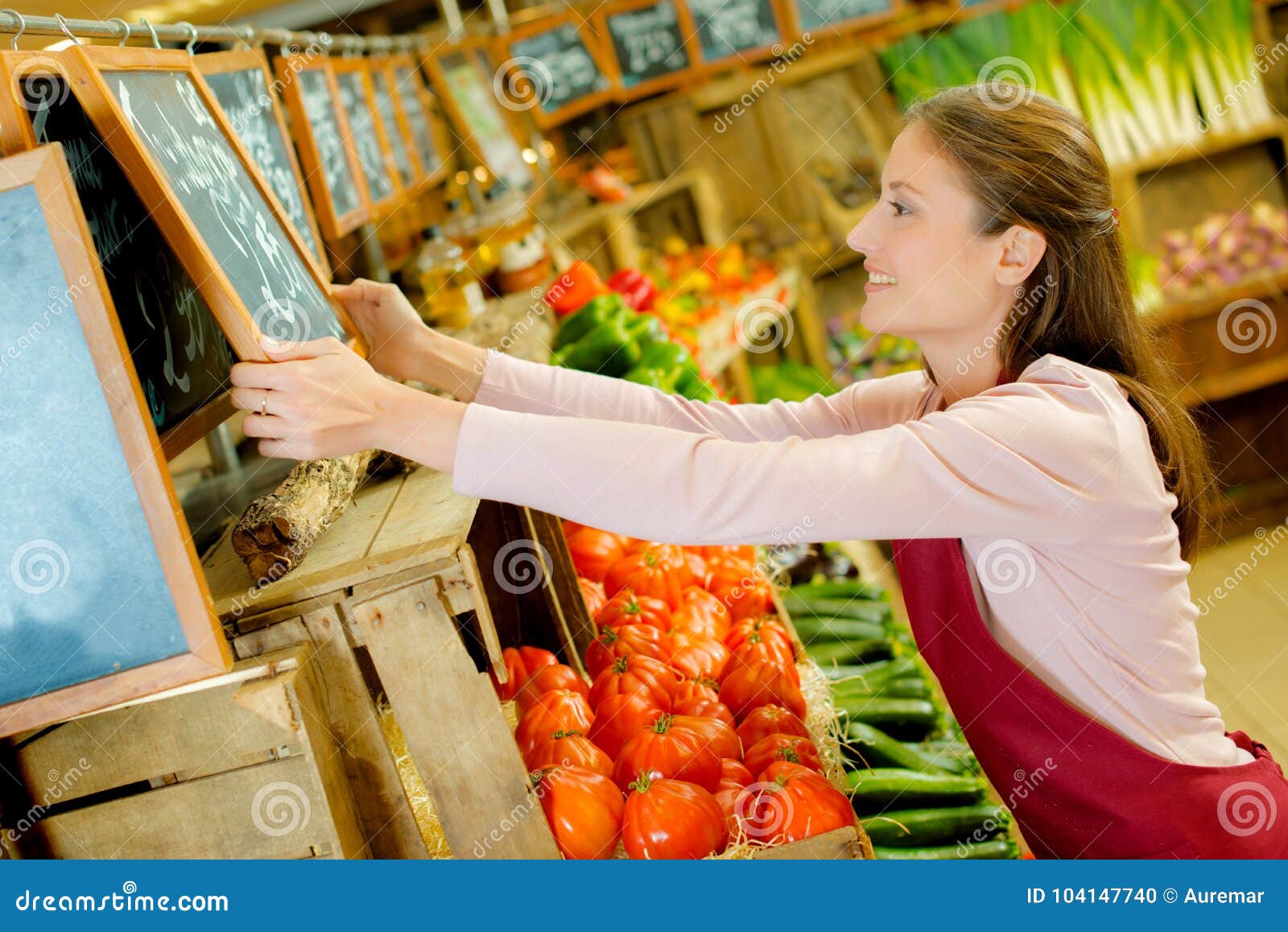 Mujer Que Trabaja En Verdulería Foto de archivo - Imagen de rojo ...