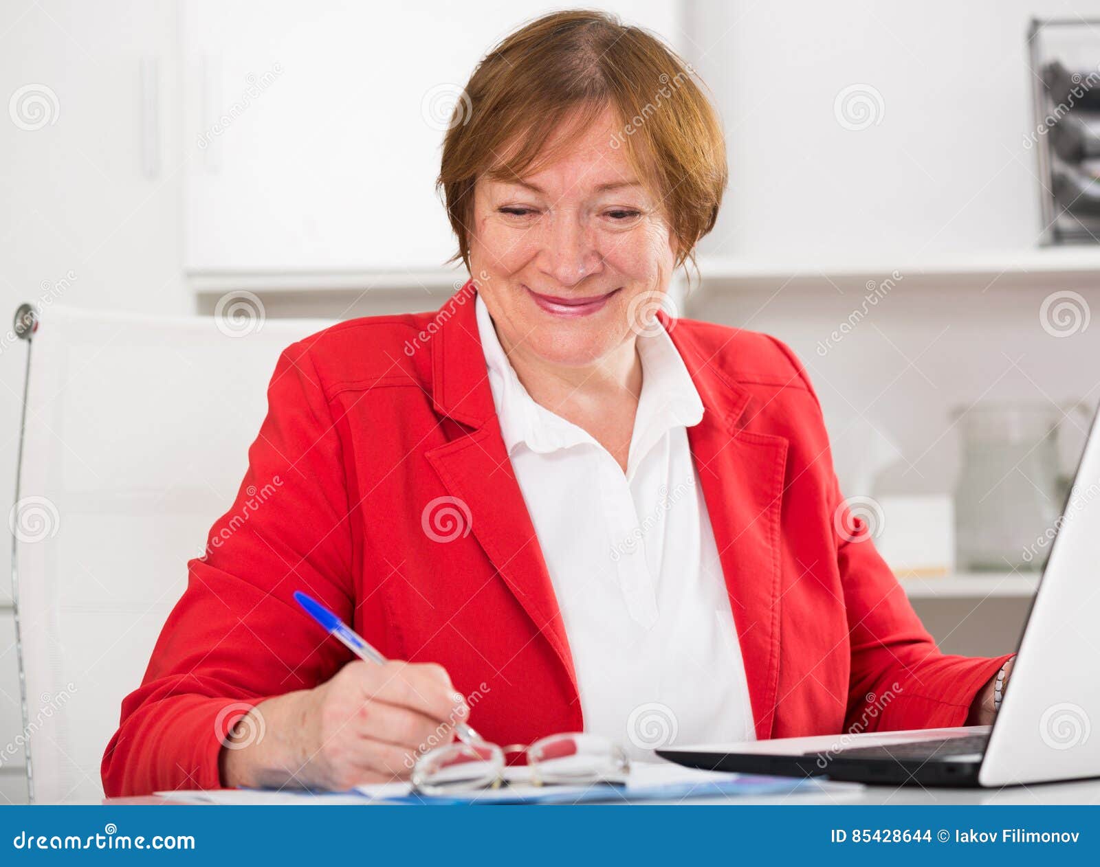 Mujer Que Trabaja Productivo Foto de archivo - Imagen de encargado ...