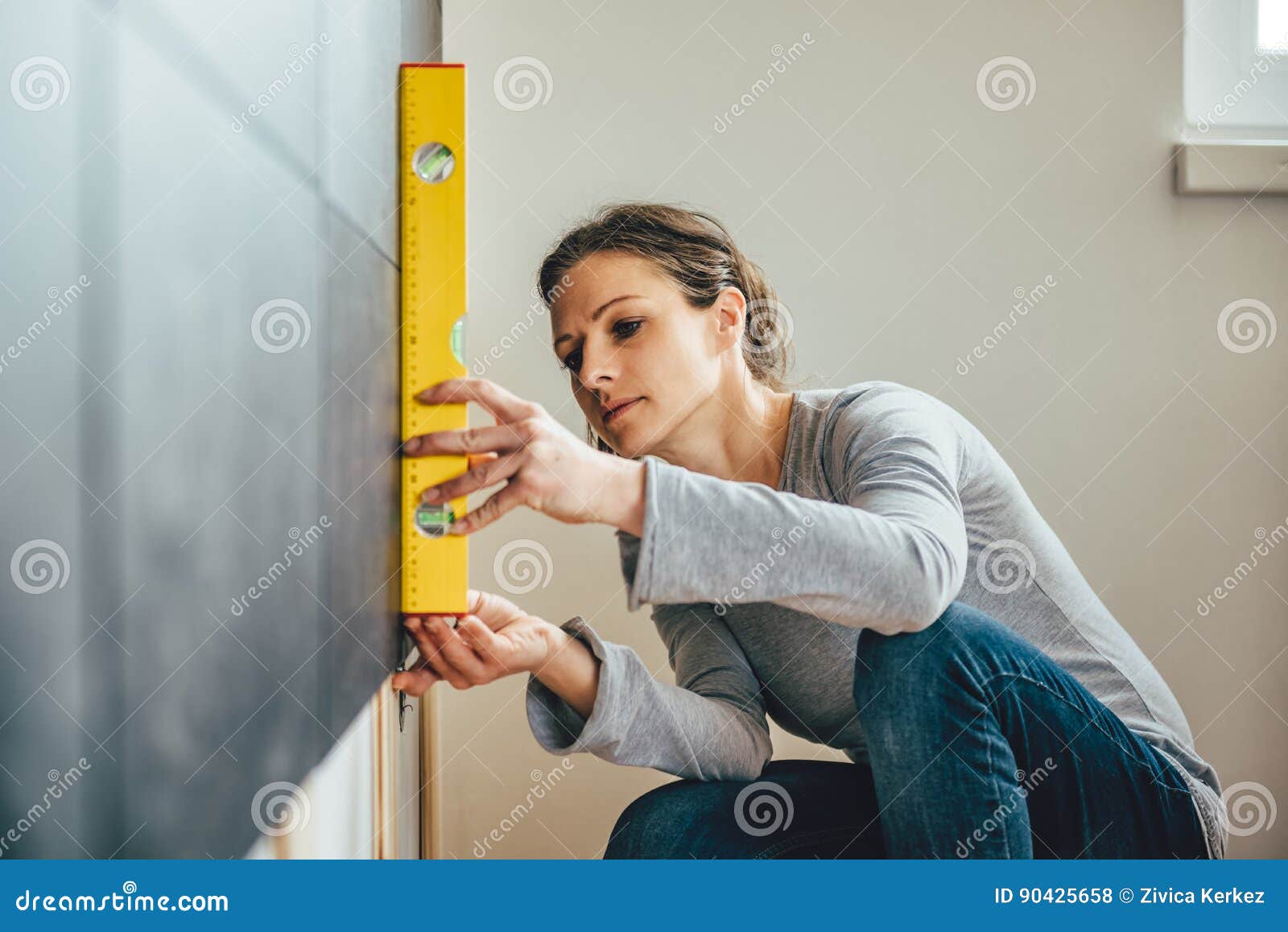 Mujer Que Usa Nivelando La Herramienta Foto de archivo - Imagen de ...