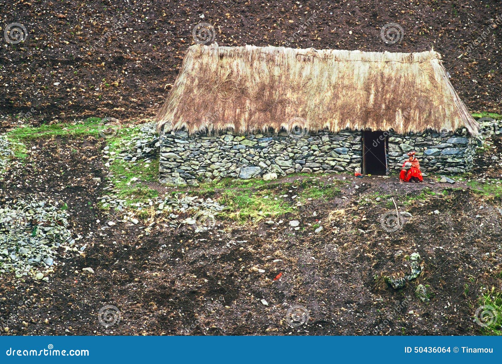 Mujer Quechua Delante De Su Casa, Perú Imagen de archivo editorial ...