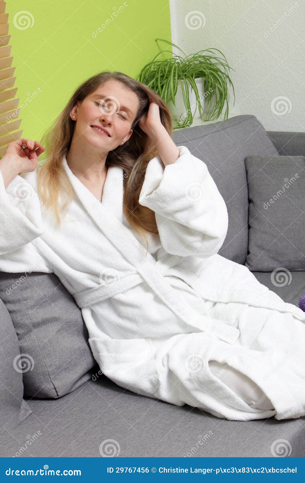 Mujer relajada foto de archivo. Imagen de cara, rubio - 29767456