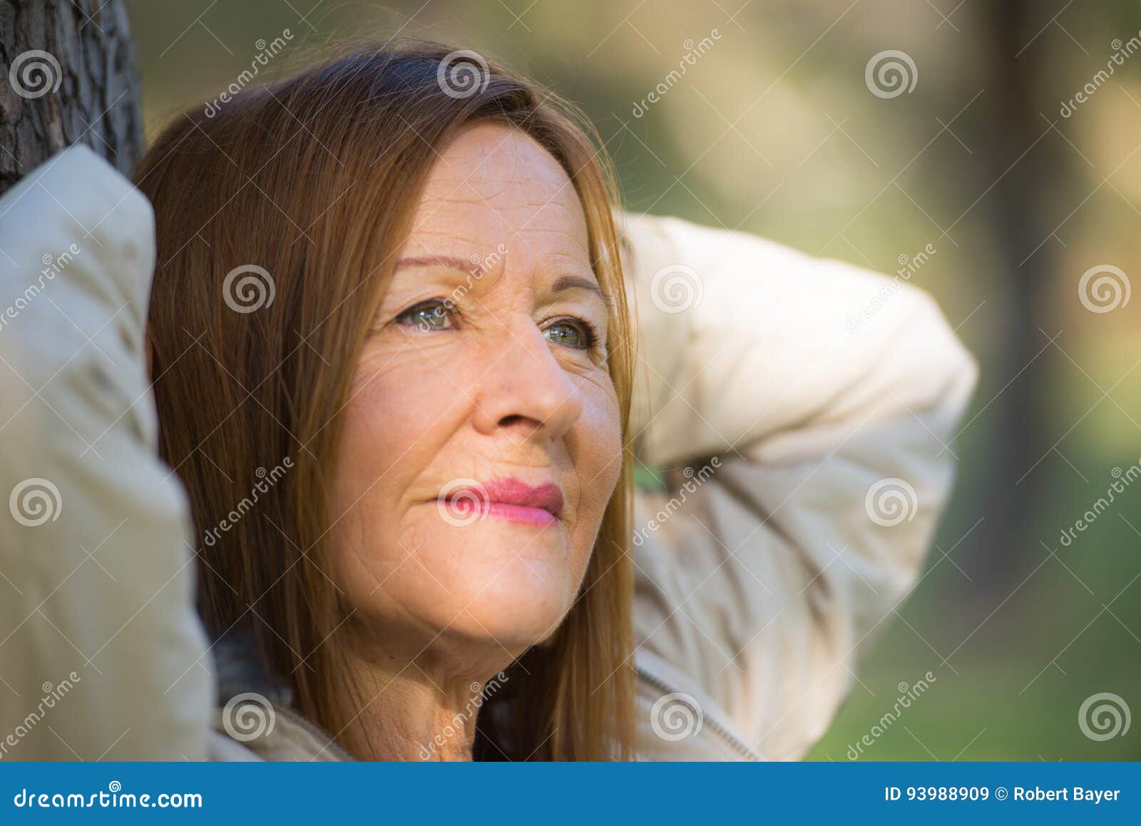 Mujer Relajada Feliz Confiada Al Aire Libre Imagen de archivo - Imagen ...