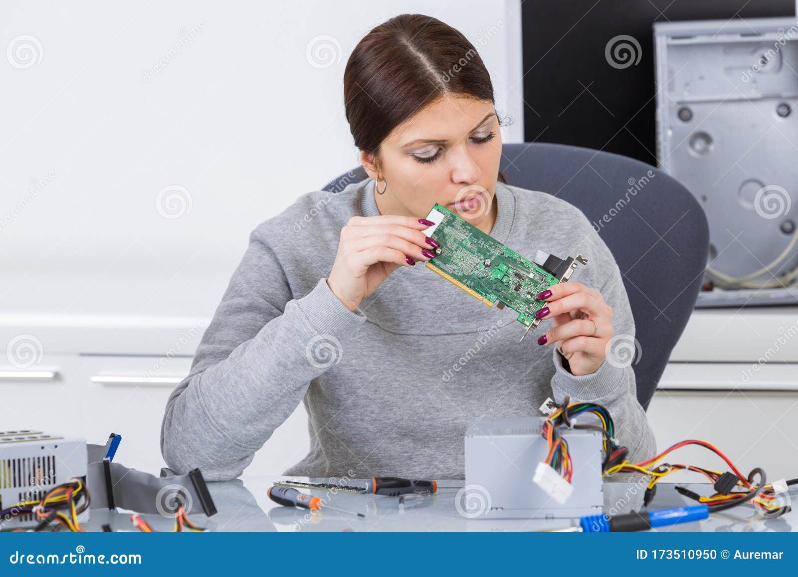 Mujer Reparando Computadora Foto de archivo - Imagen de personal ...