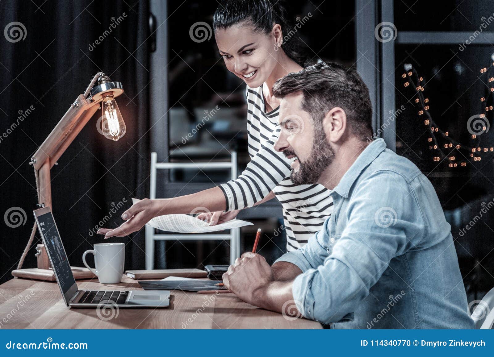 Mujer Responsable Satisfecha Que Coloca Y Que Muestra El Proyecto Foto ...