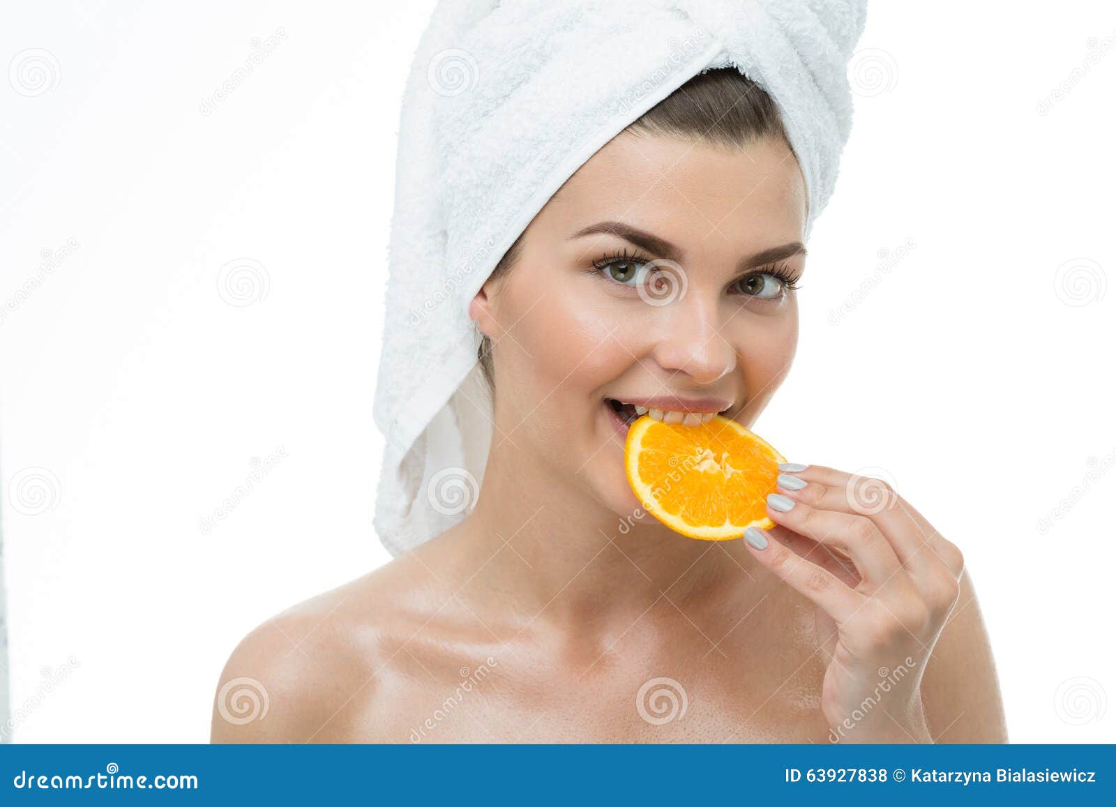 Mujer Restaurada Que Come La Naranja Foto de archivo - Imagen de ...