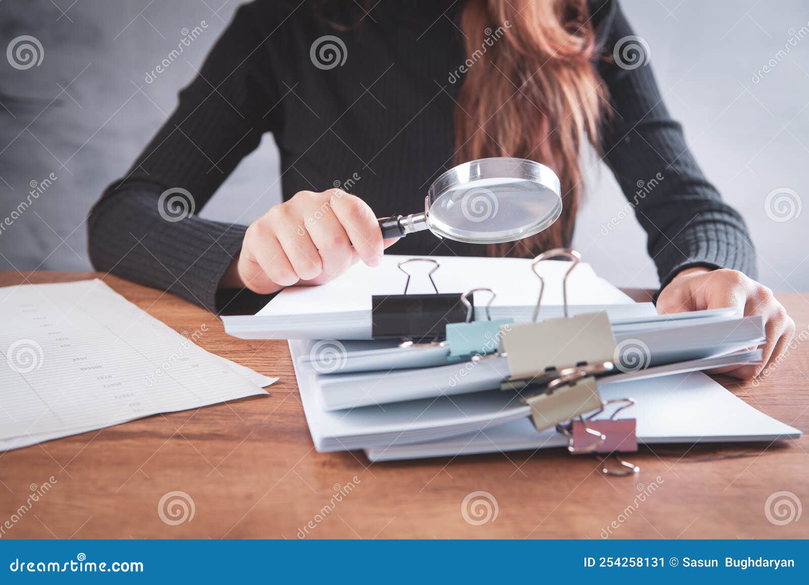 Mujer Revisando Papeles En El Escritorio Imagen de archivo - Imagen de ...