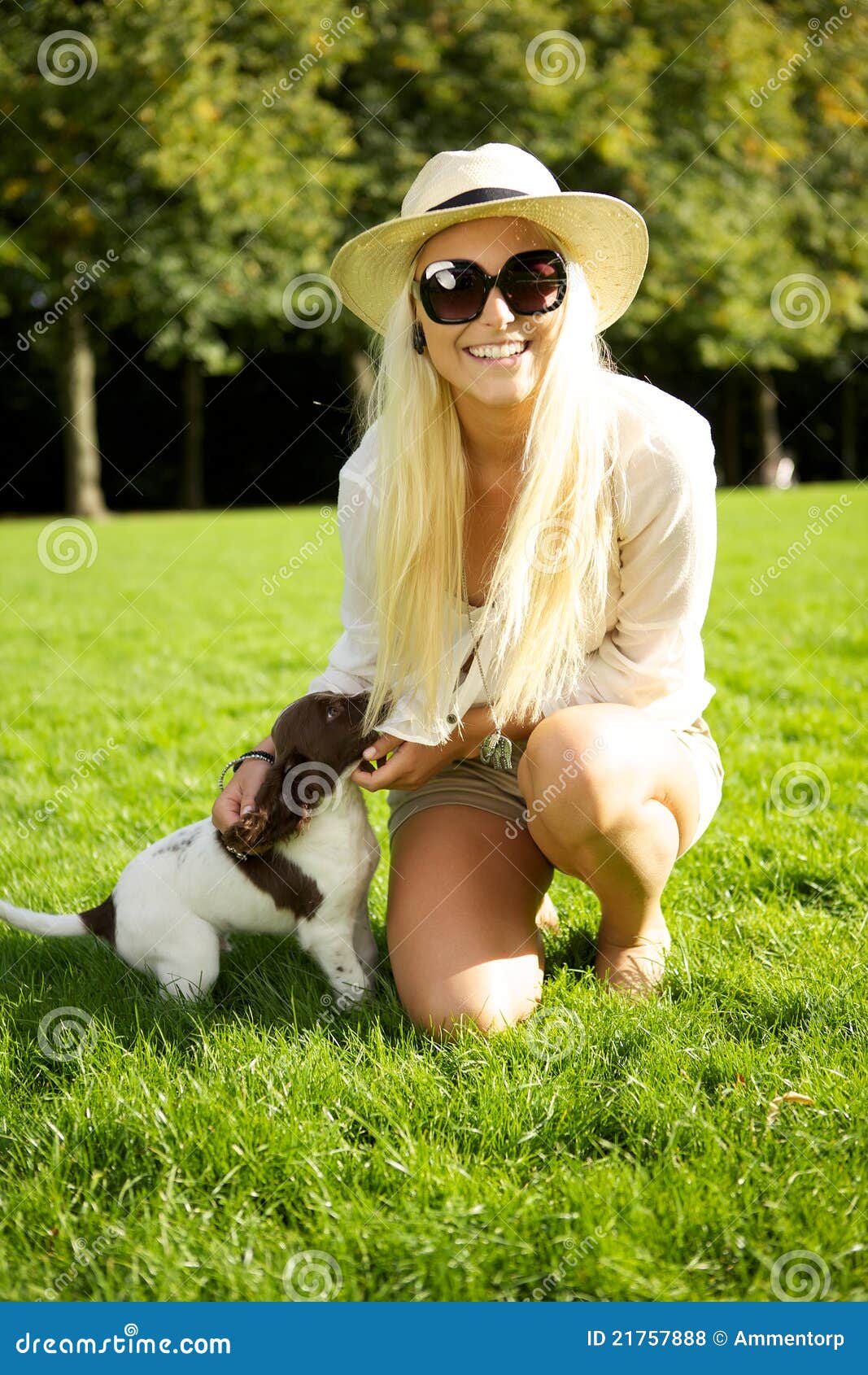 Mujer Rubia Atractiva Con El Perrito Foto de archivo - Imagen de cubo ...