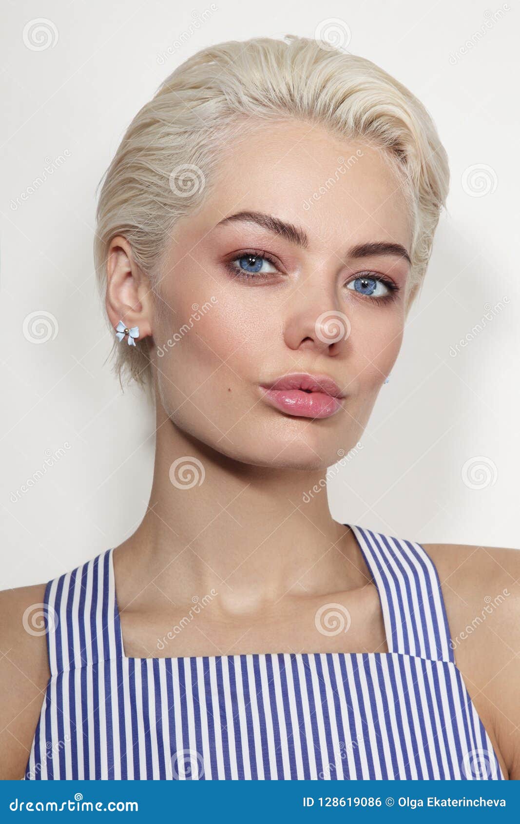 Mujer Rubia Bronceada Hermosa Joven Foto de archivo - Imagen de ...