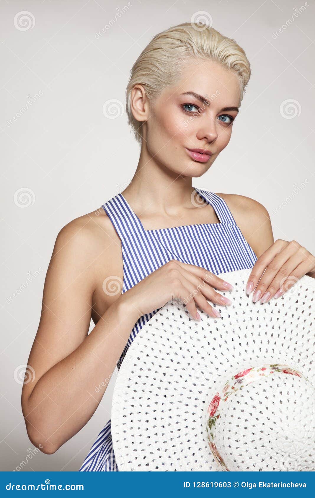 Mujer Rubia Bronceada Hermosa Joven Imagen de archivo - Imagen de ...