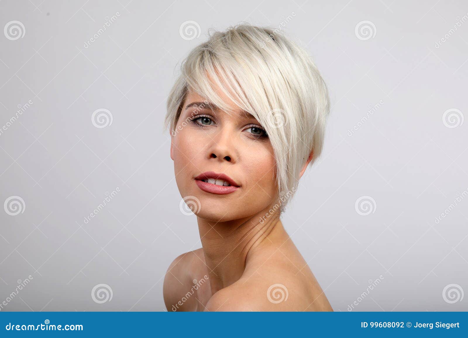 Mujer Rubia Con La Sonrisa Desnuda De Los Hombros Foto De Archivo Imagen De Rubio Mujer 99608092