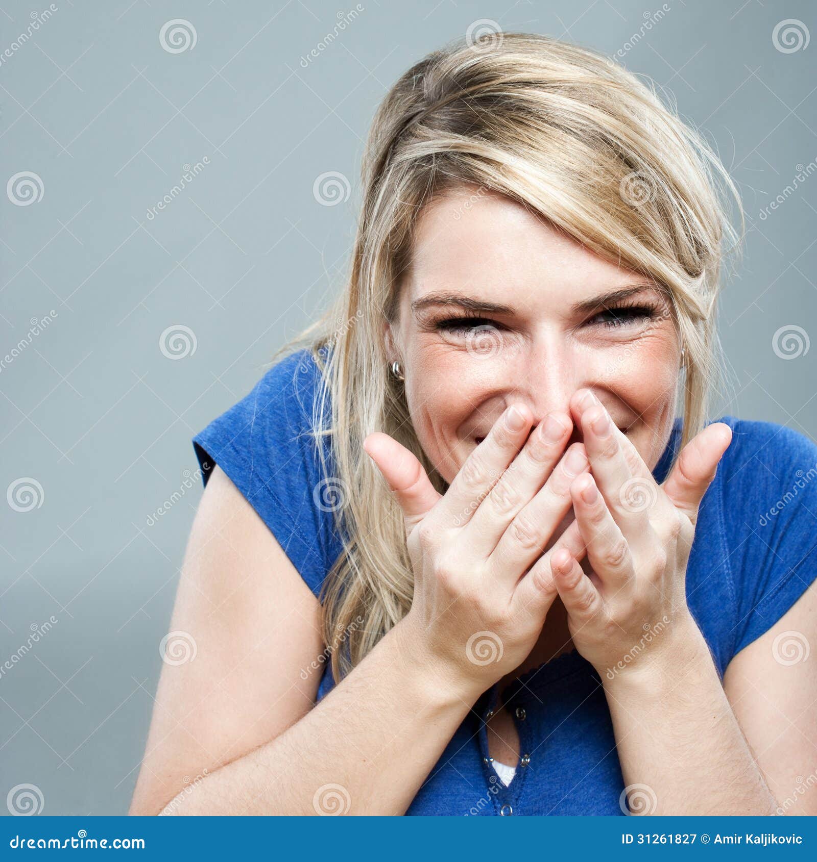 Mujer Rubia Hermosa Que Ríe Nerviosamente Imagen de archivo - Imagen de ...