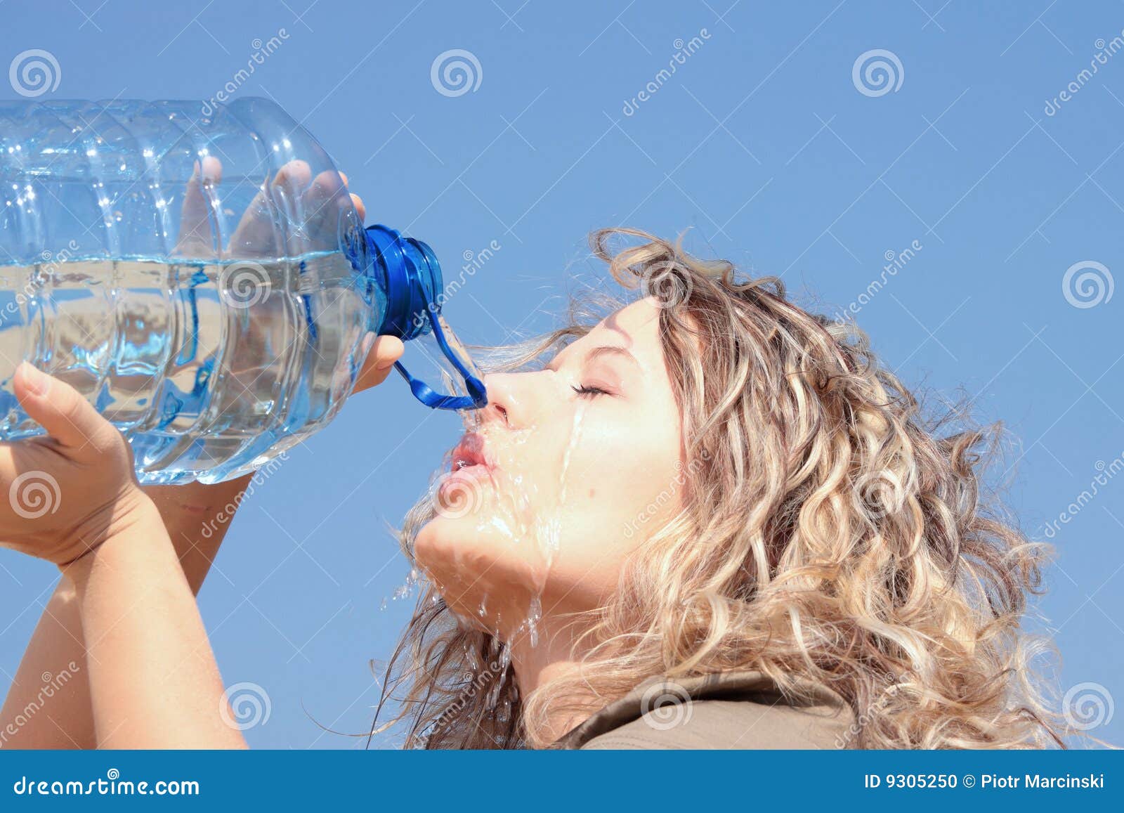 Mujer Rubia Sedienta En Desierto Foto de archivo - Imagen de azul ...