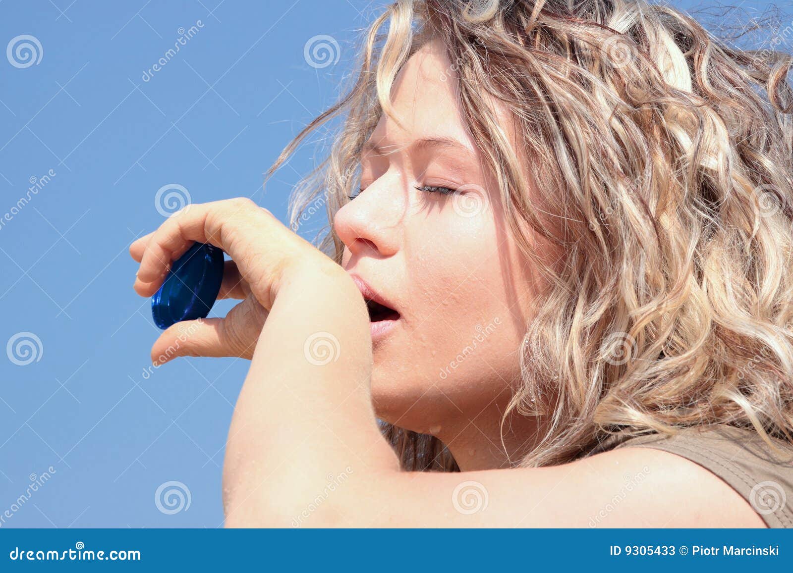 Mujer Rubia Sedienta En Desierto Imagen de archivo - Imagen de chapoteo ...