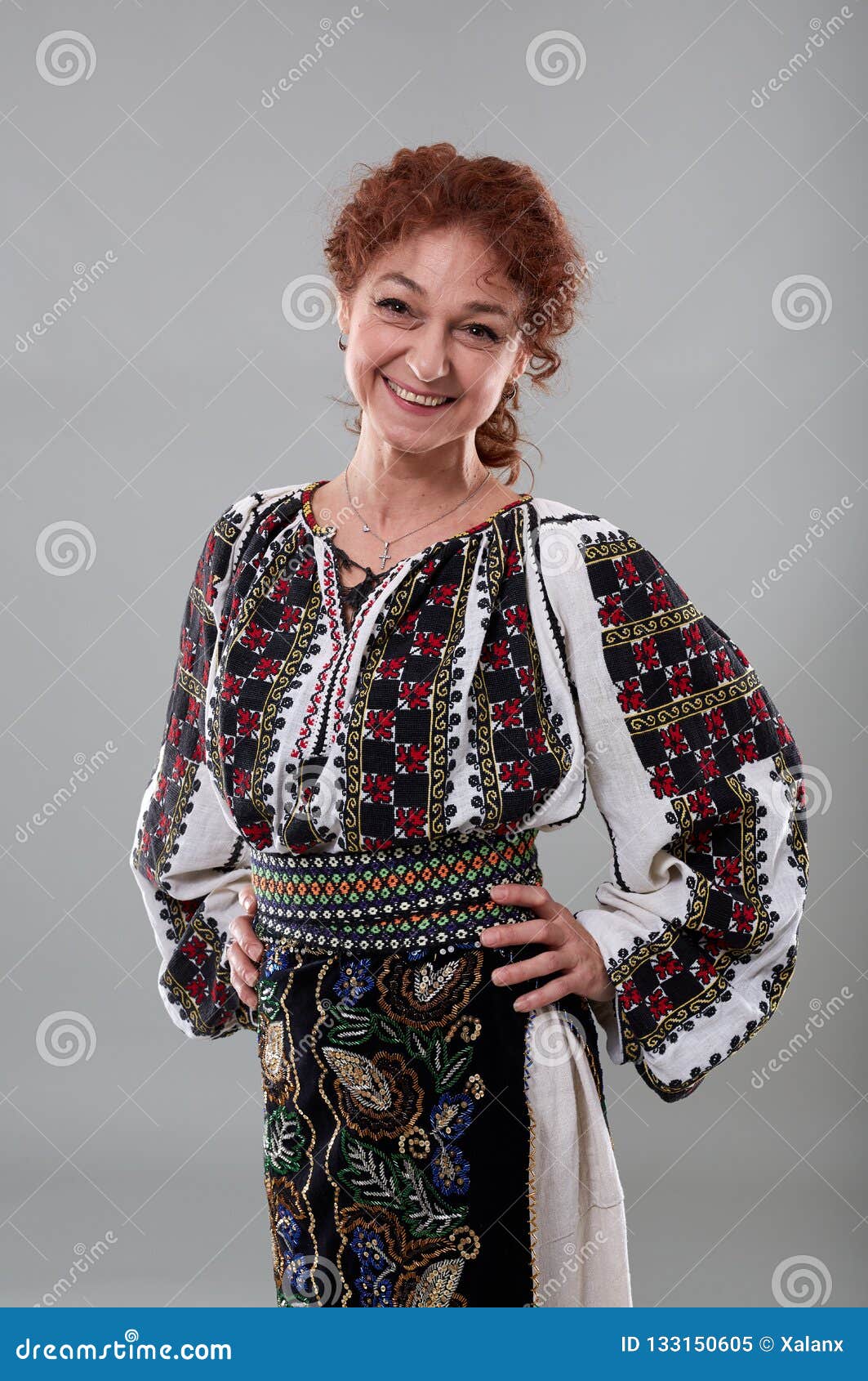 Mujer Rumana En Traje Tradicional Imagen de archivo - Imagen de primer ...