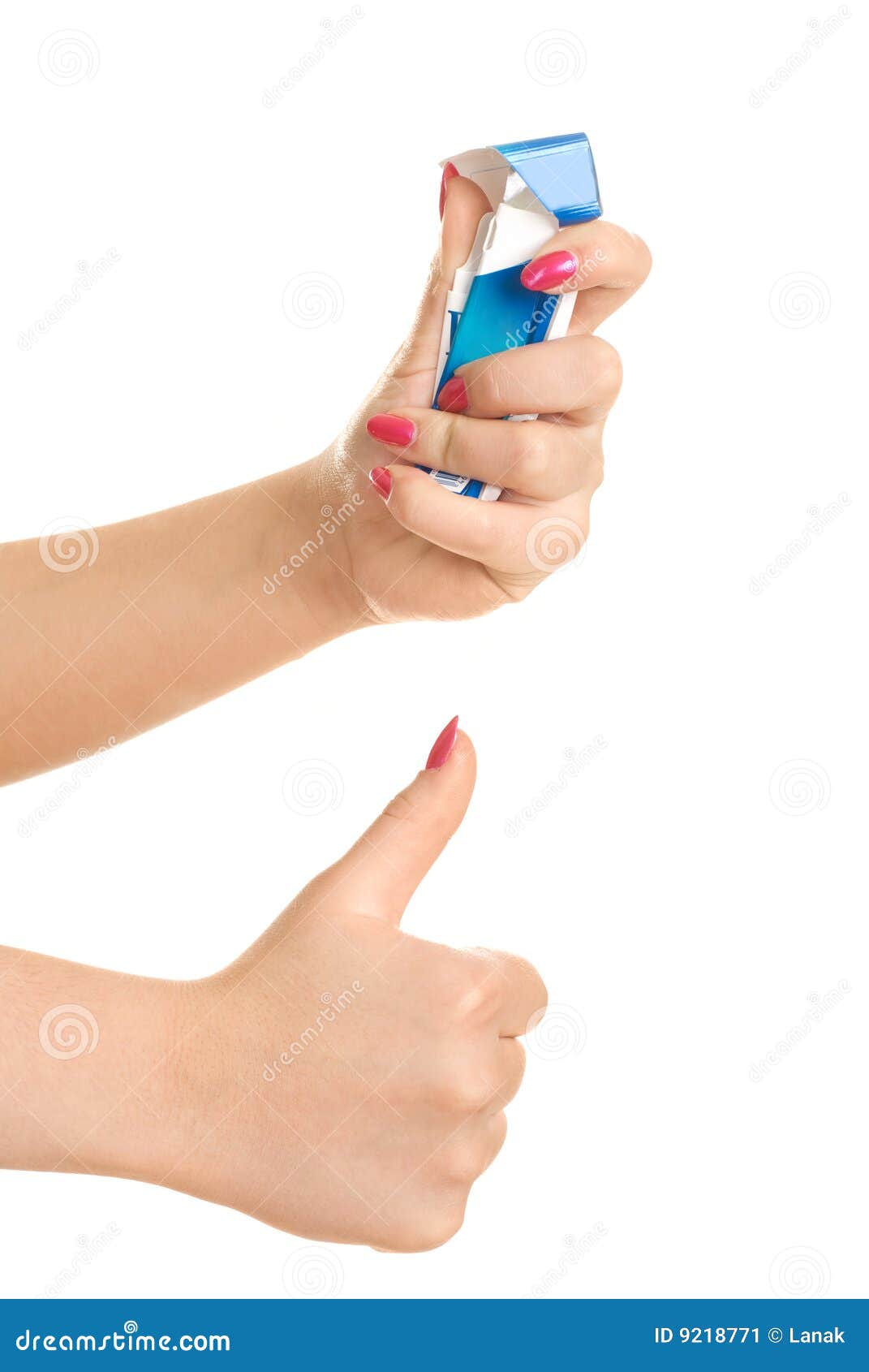 Mujer Rumpling Un Paquete De Cigarrillos Imagen de archivo - Imagen de ...