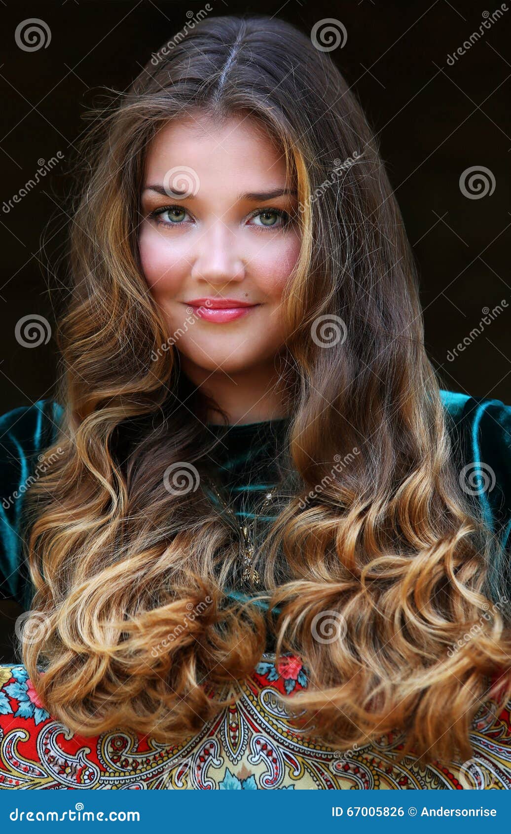 Mujer rusa de la belleza foto de archivo. Imagen de cubo - 67005826
