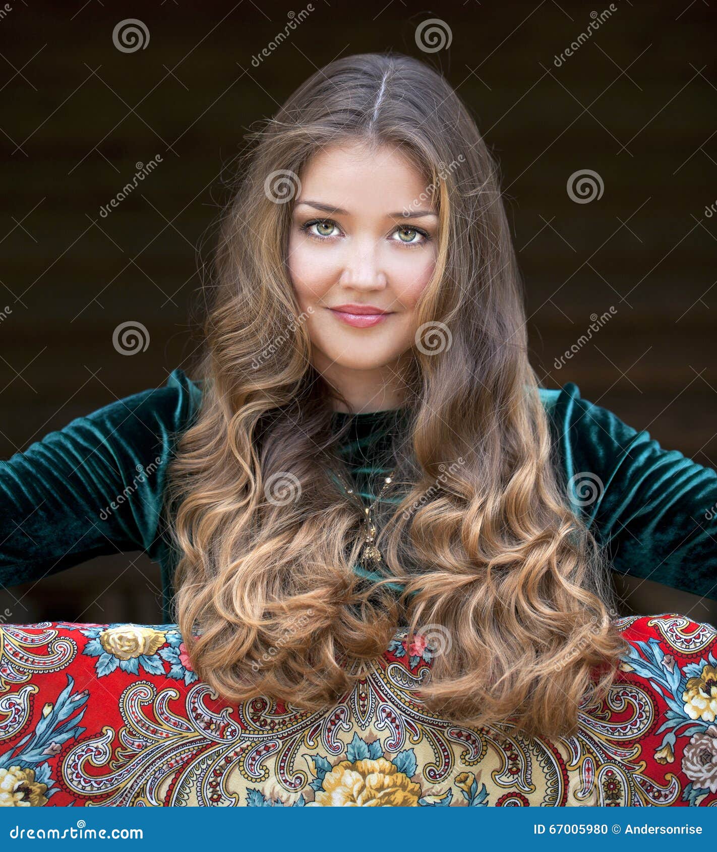 Mujer rusa de la belleza foto de archivo. Imagen de afuera - 67005980