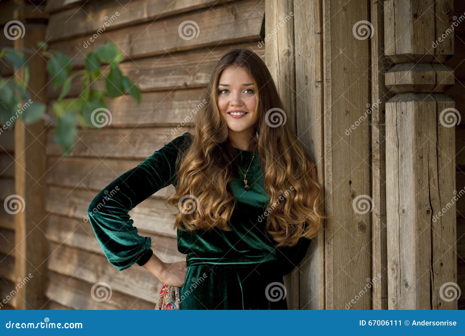 Mujer rusa de la belleza imagen de archivo. Imagen de cubo - 67006111