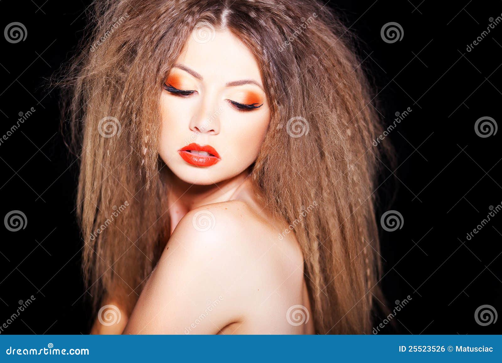 Mujer Rusa Hermosa Con Los Labios Rojos Foto de archivo - Imagen de ...