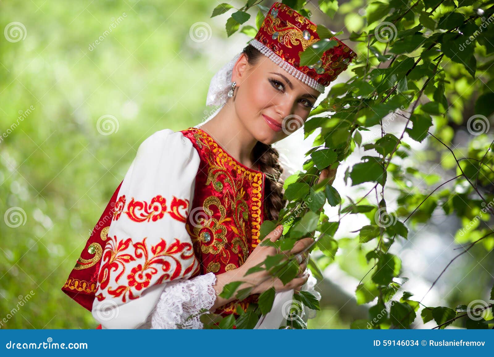 Mujer Rusa Hermosa En Ropa Nacional Foto de archivo - Imagen de belleza ...