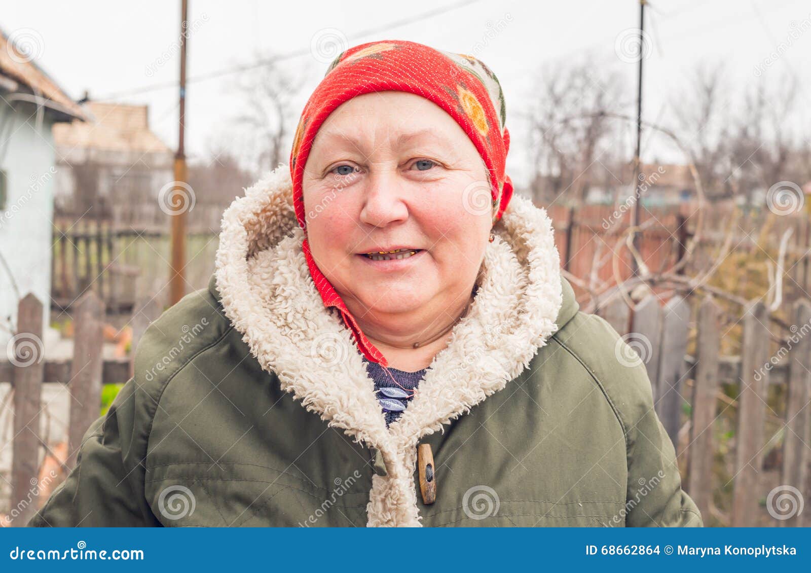 Mujer Rusa Mayor En El Pueblo Foto de archivo - Imagen de europa ...