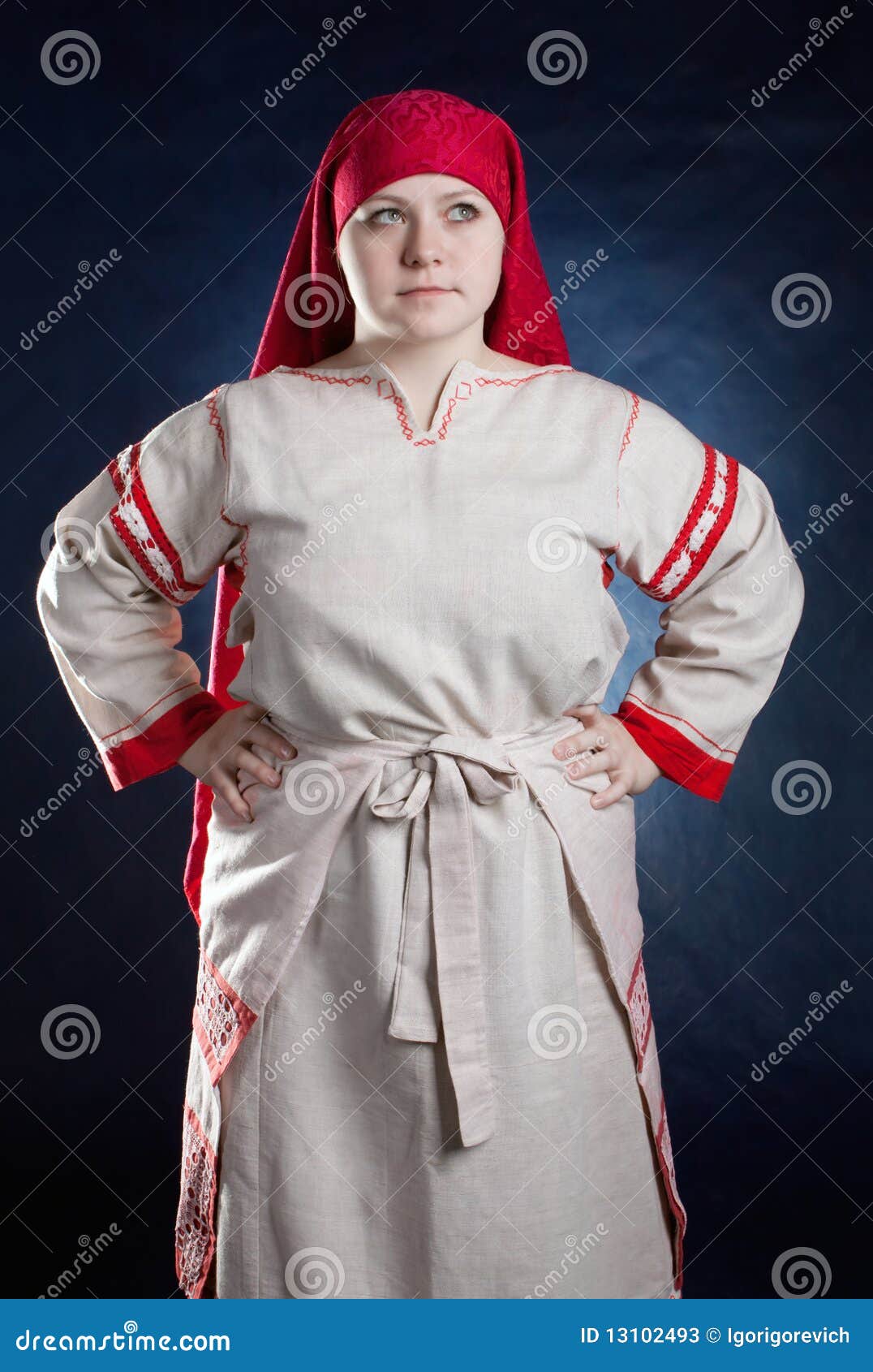 Mujer Rusa Que Presenta En Ropa Nacional Imagen de archivo - Imagen de ...