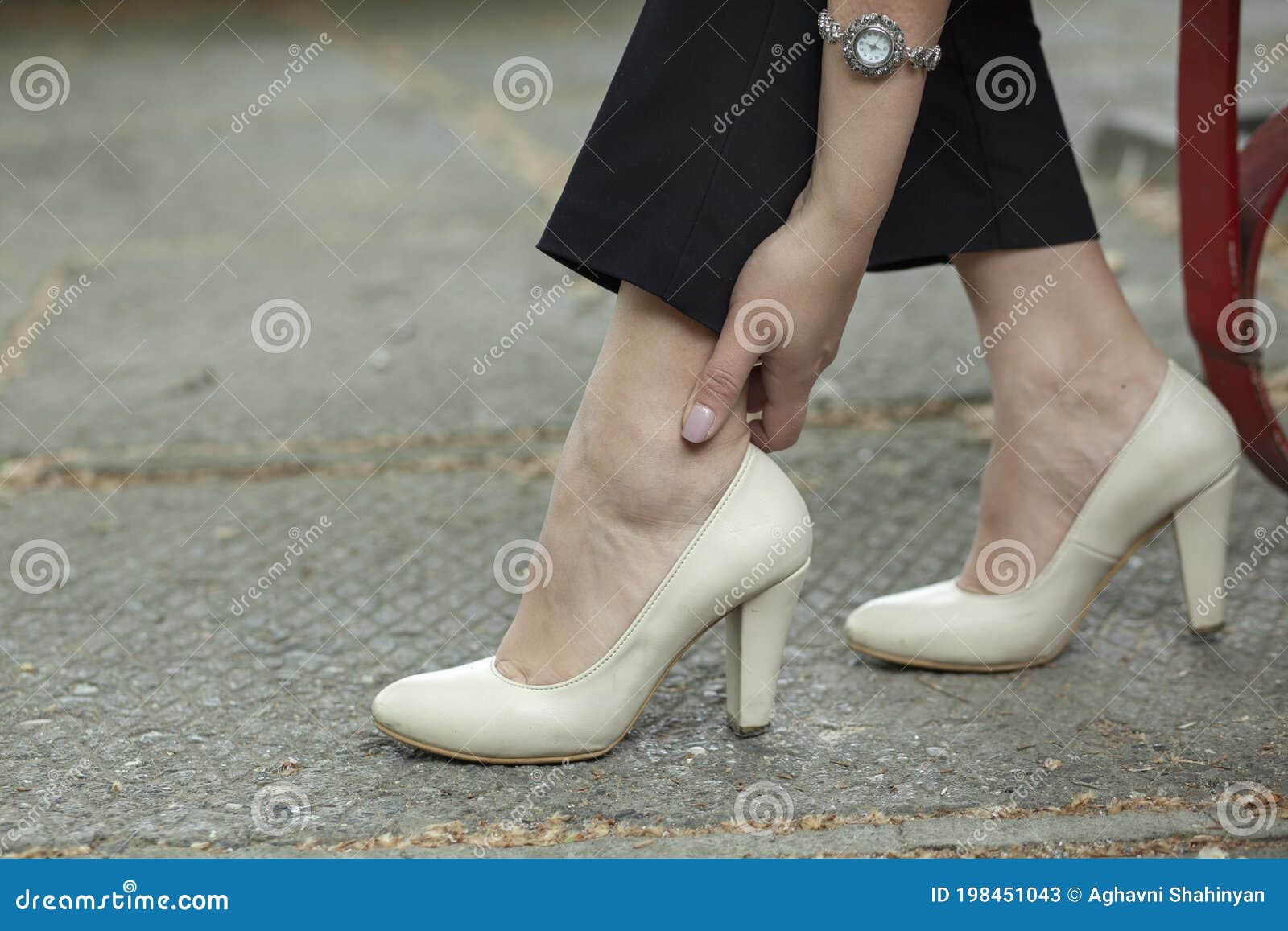 Mujer Se Duele Los Pies En La Calle Imagen De Archivo Imagen De Muchacha Calzado 198451043