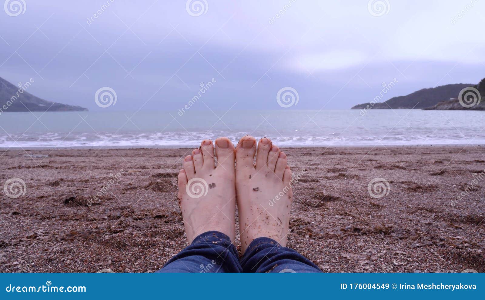 Mujer Selfie Pies Desnudos En La Playa De Arena Concepto De Vacaciones De Vacaciones Almacen