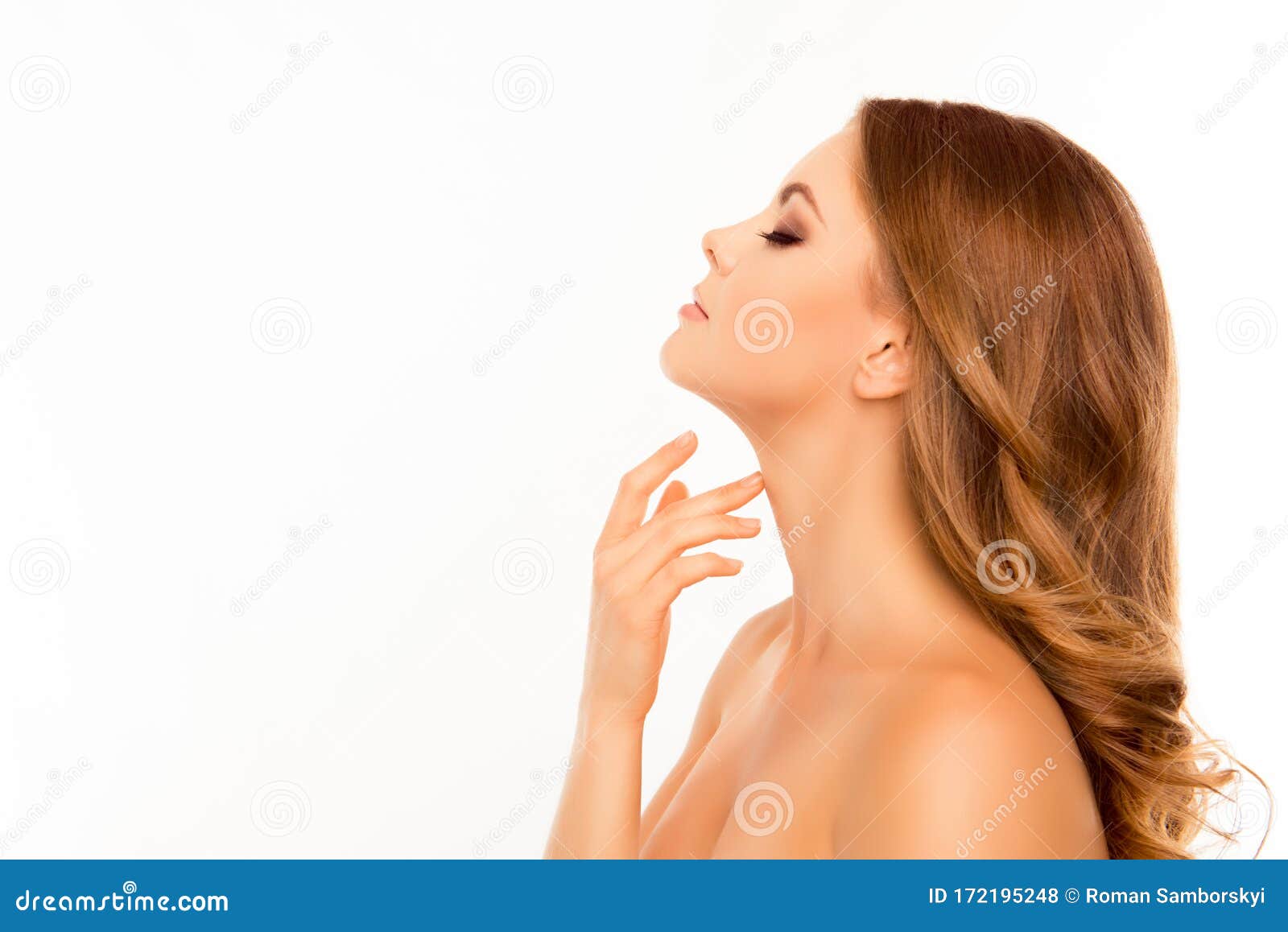 Mujer Sensible Y Relajada Tocando Su Cuello Con Fondo Blanco Foto de ...