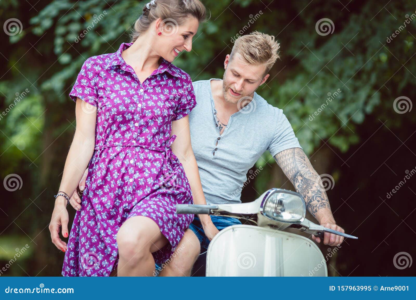 Mujer Sentada En El Regazo De Su Novio Imagen de archivo - Imagen de ...