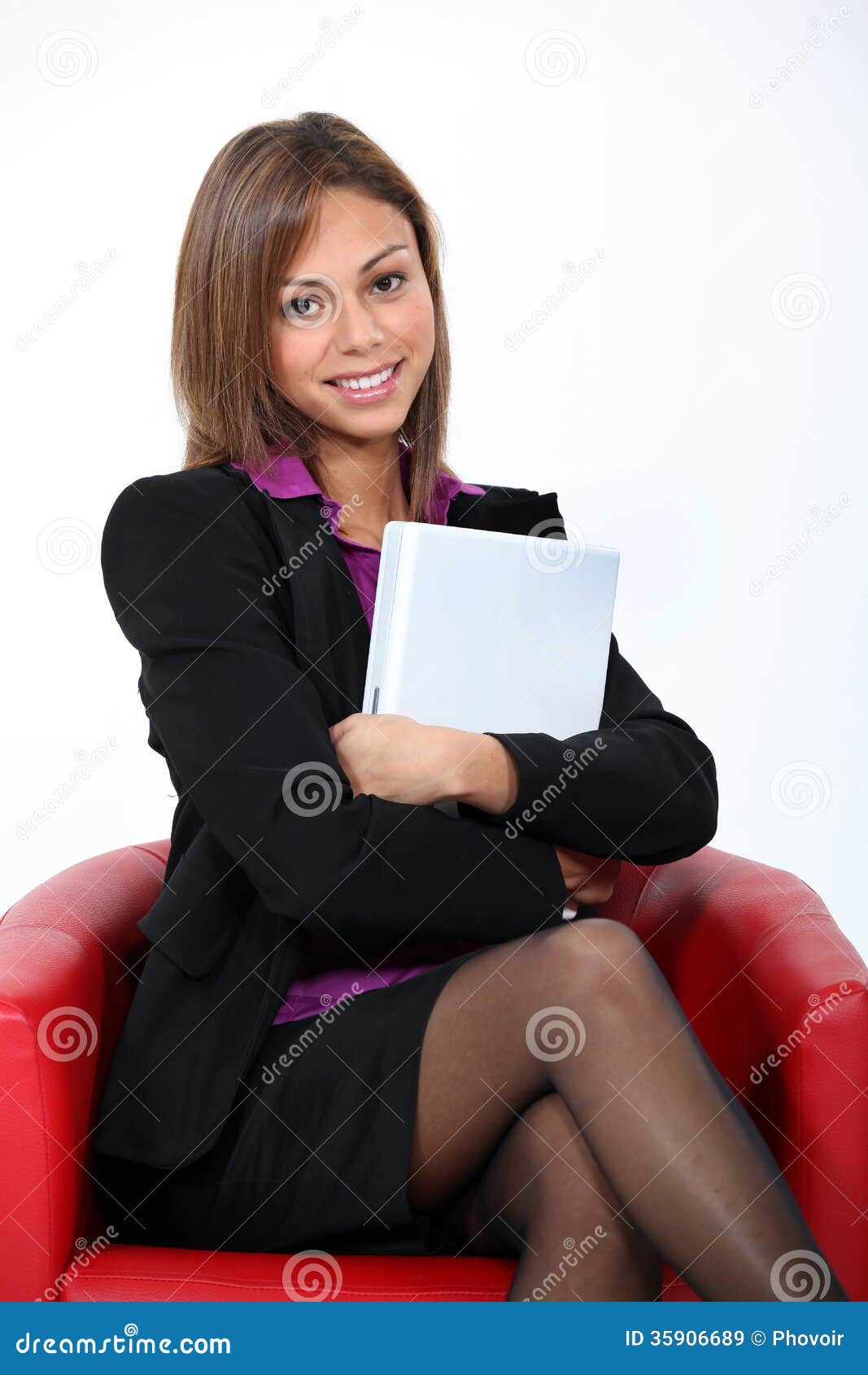 Mujer Sentada En Silla Roja Imagen de archivo - Imagen de camisa ...