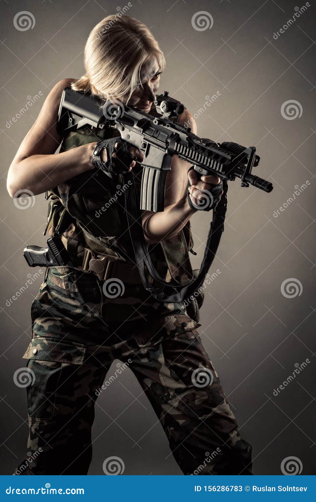 Mujer Soldado Con Armas En Las Manos Imagen de archivo - Imagen de ...