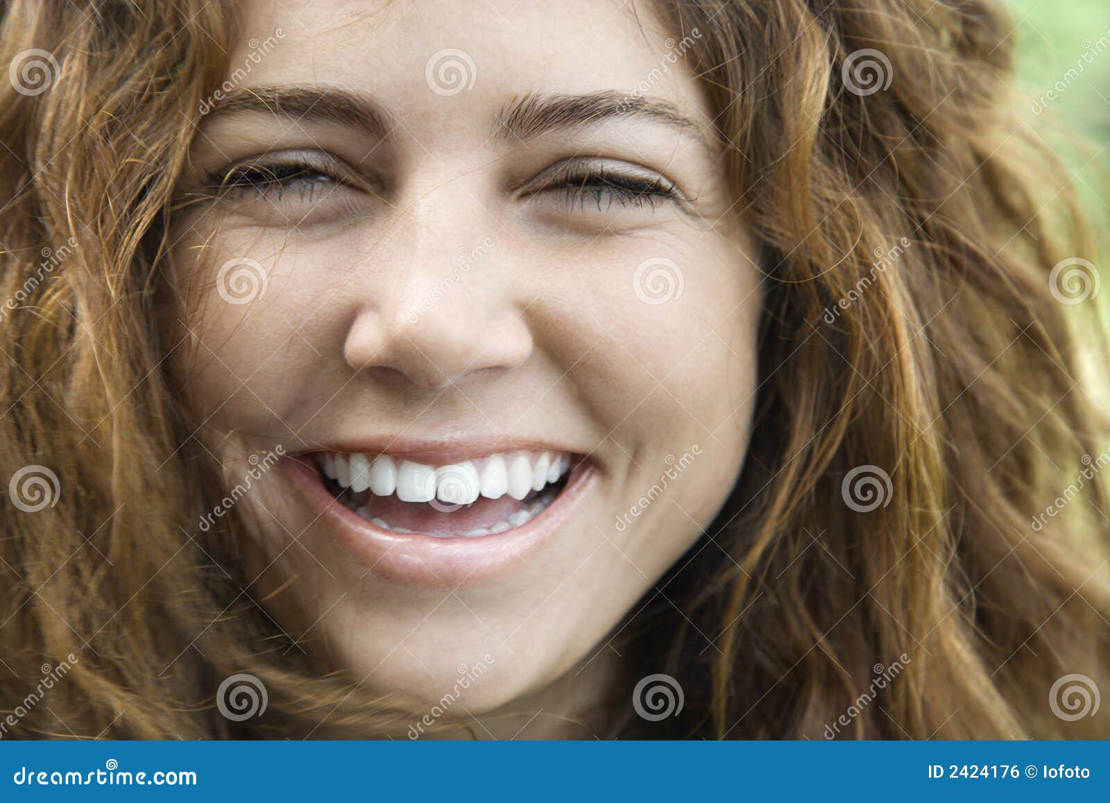 Mujer sonriente. foto de archivo. Imagen de contacto, mirando - 2424176