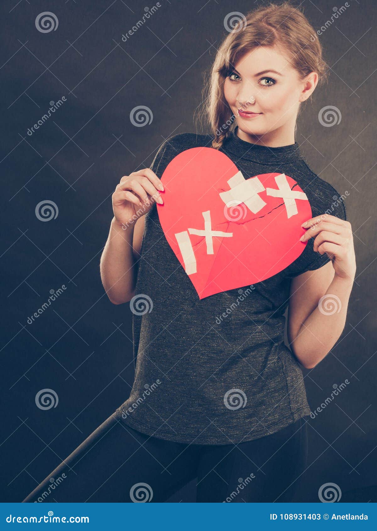 Mujer Sonriente Con El Corazón Curado Imagen de archivo - Imagen de ...
