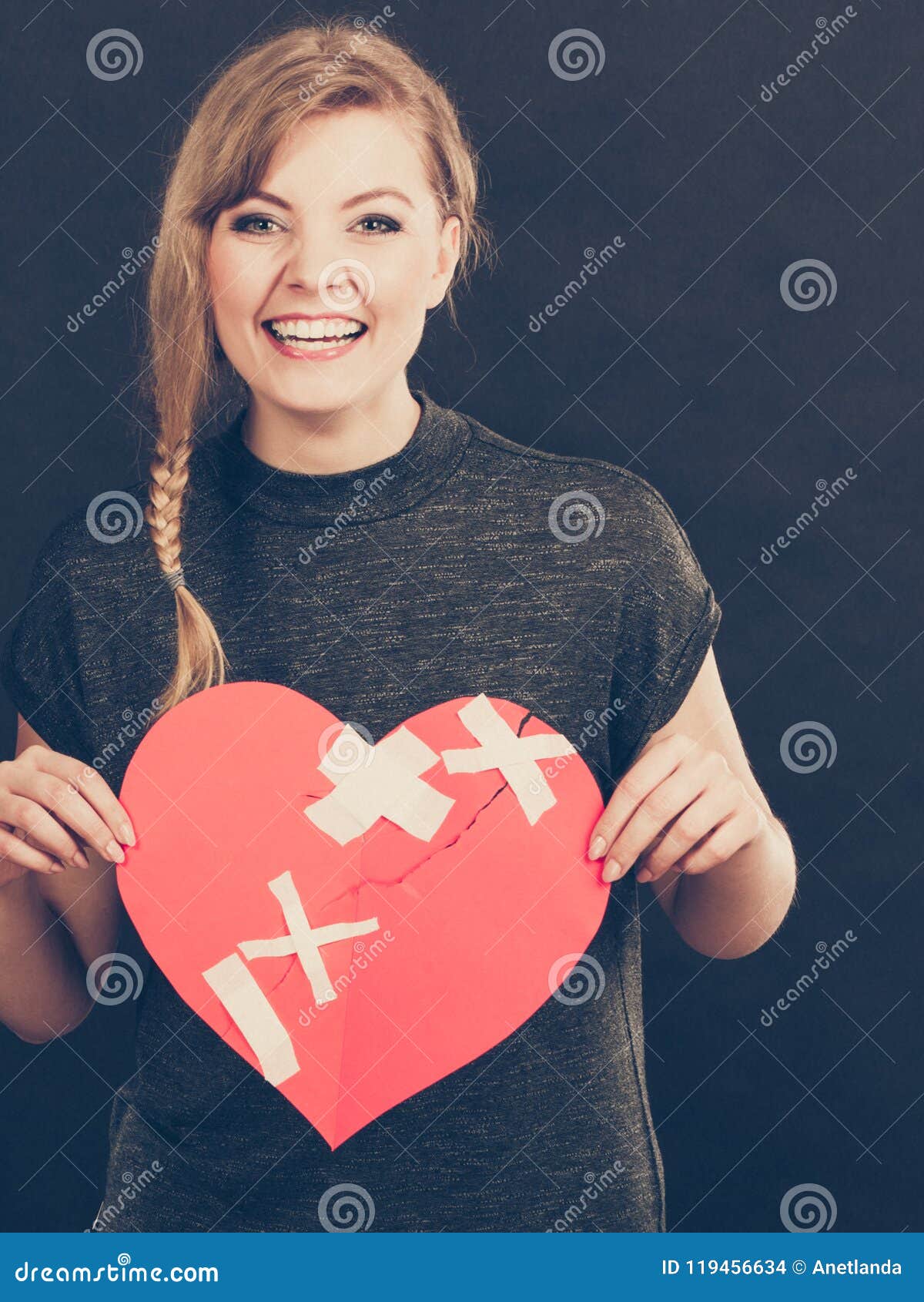 Mujer Sonriente Con El Corazón Curado Foto de archivo - Imagen de ...