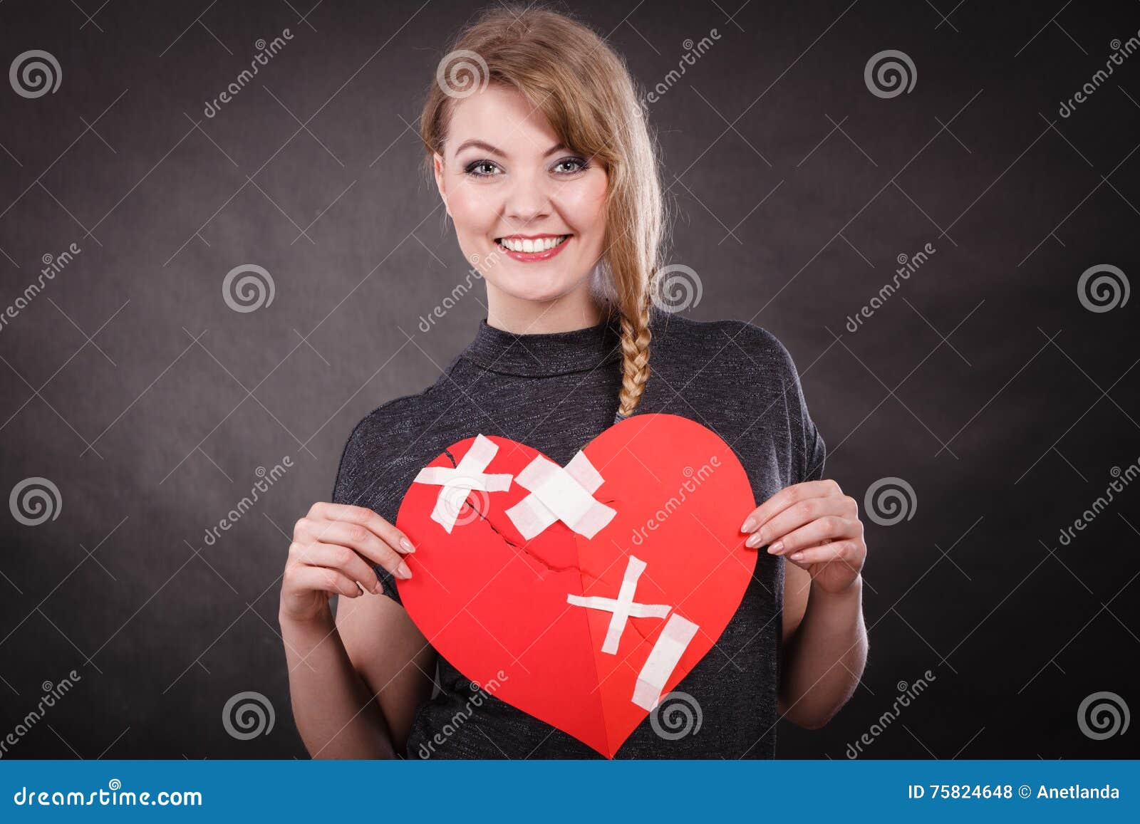 Mujer Sonriente Con El Corazón Curado Foto de archivo - Imagen de ...
