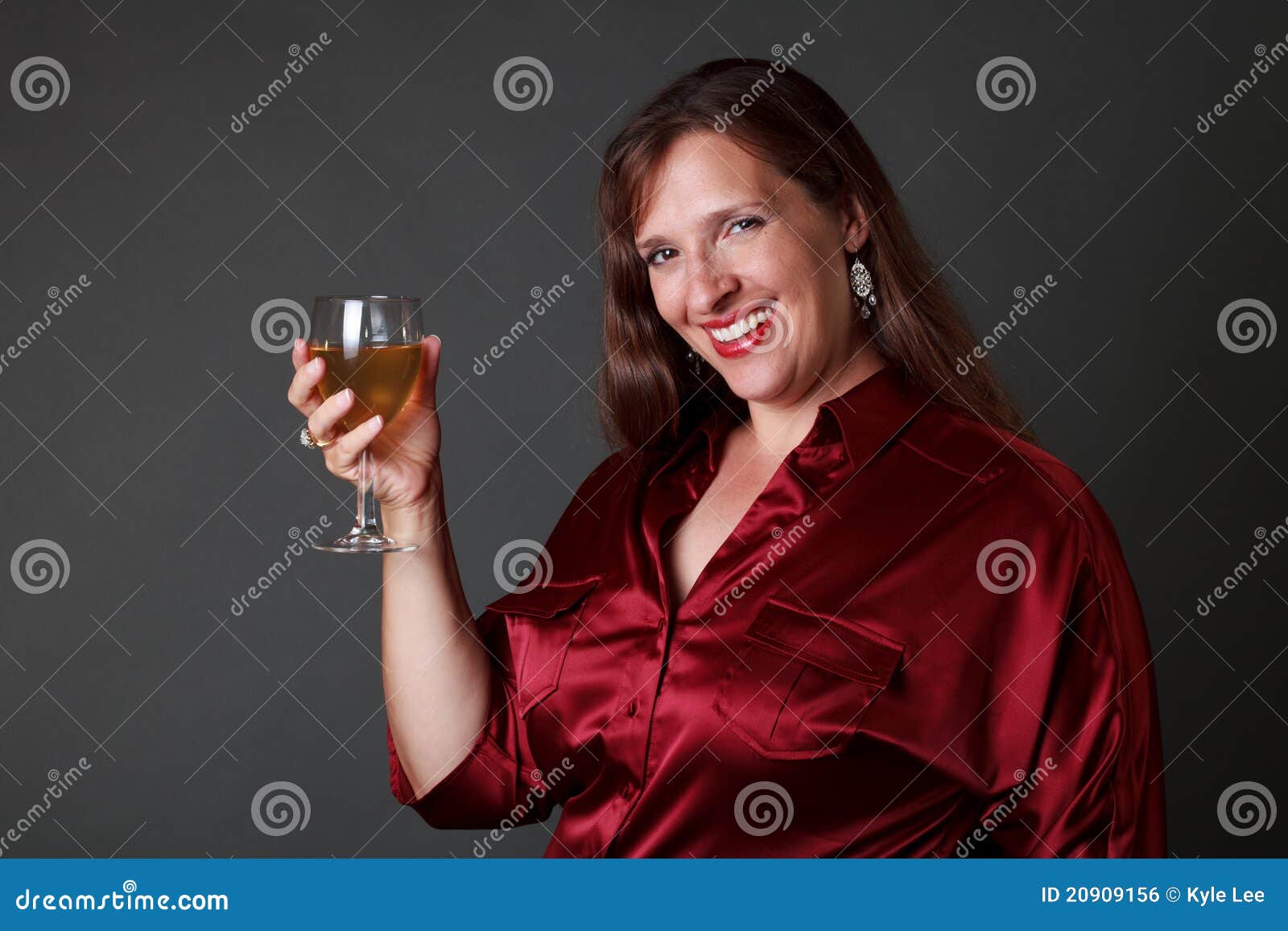 Mujer Sonriente Con El Vidrio De Vino Blanco Foto de archivo - Imagen ...