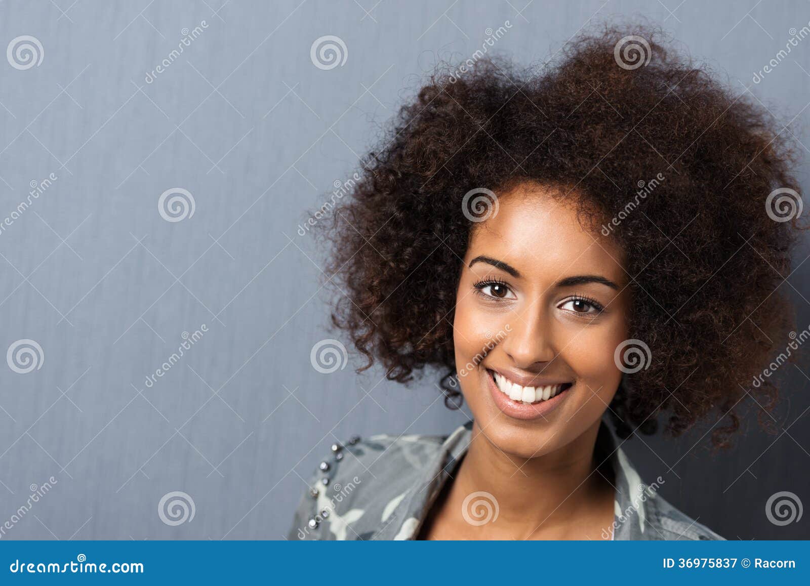 Mujer Sonriente Con Un Peinado Afro Rizado Imagen de archivo - Imagen ...