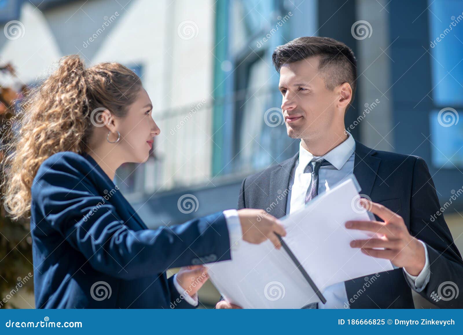 Mujer Sonriente Explicando El Trato Al Cliente Imagen de archivo ...