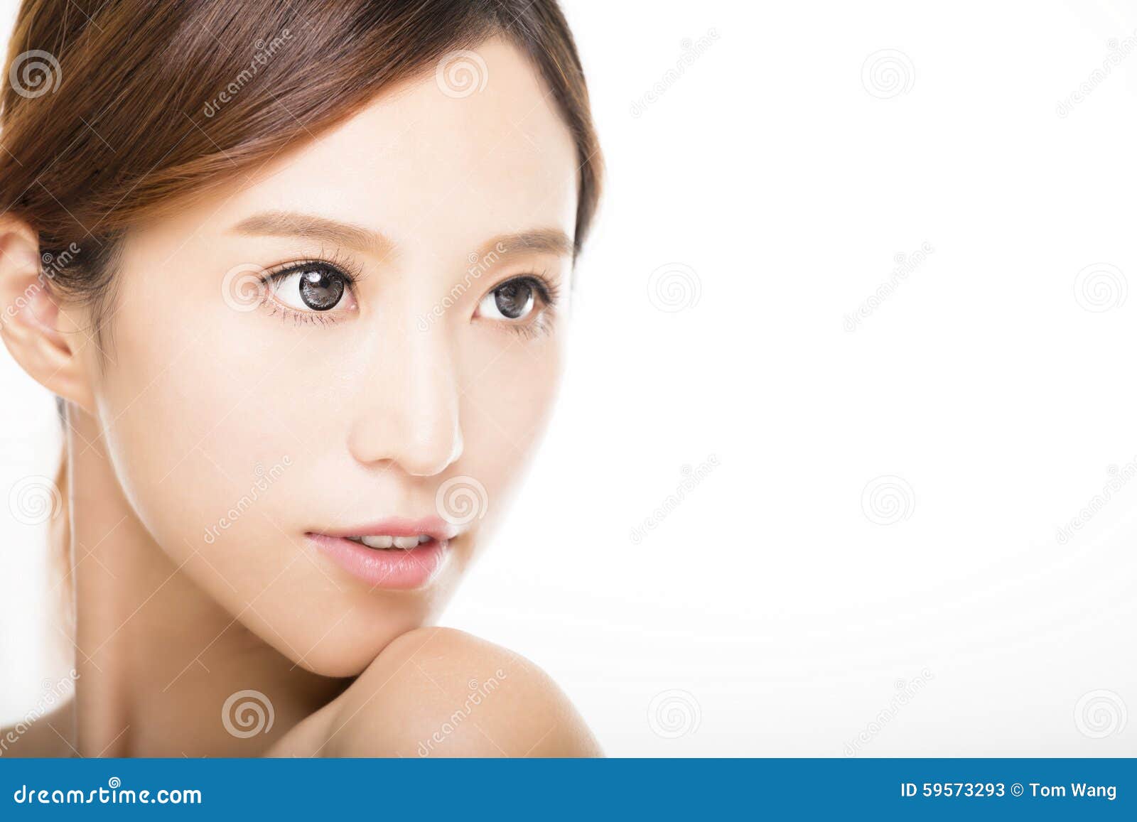 Mujer Sonriente Joven Con La Cara Limpia Imagen de archivo - Imagen de ...