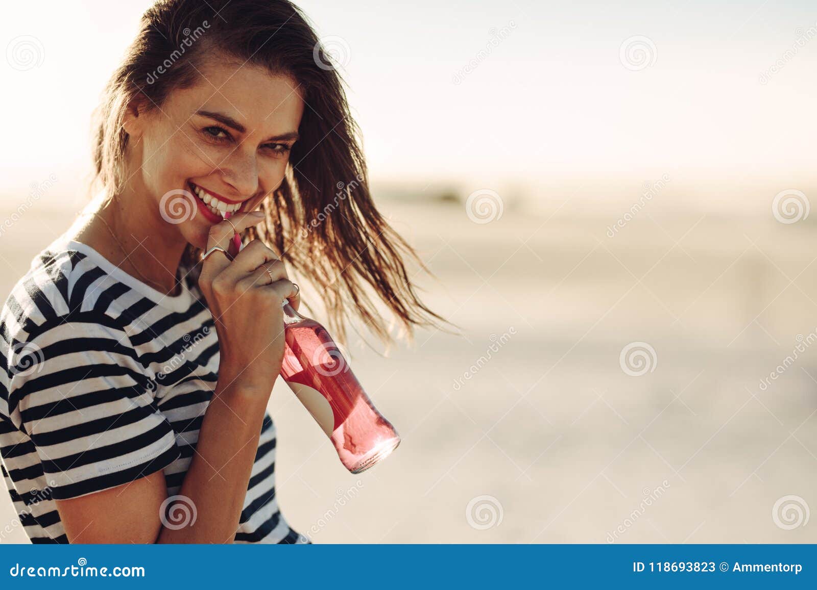 Mujer Sonriente Que Bebe Un Refresco Imagen de archivo - Imagen de ...