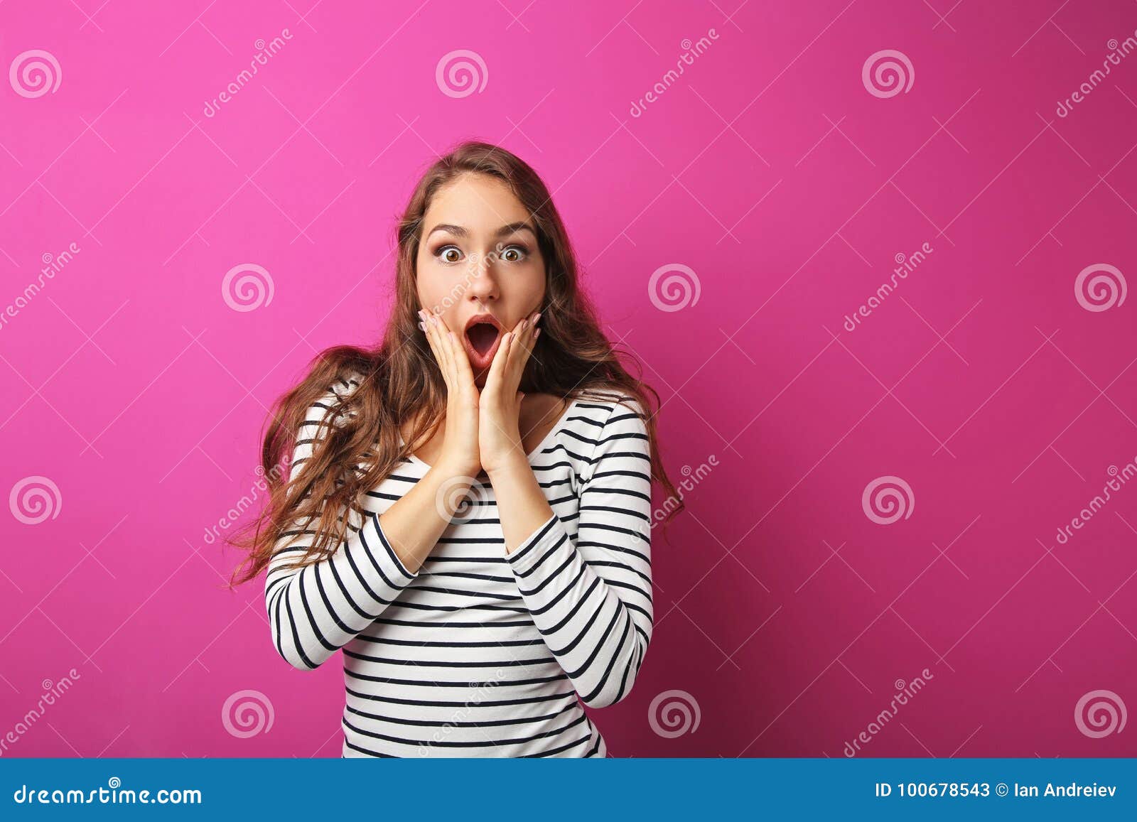 Mujer sorprendida joven imagen de archivo. Imagen de felicidad - 100678543