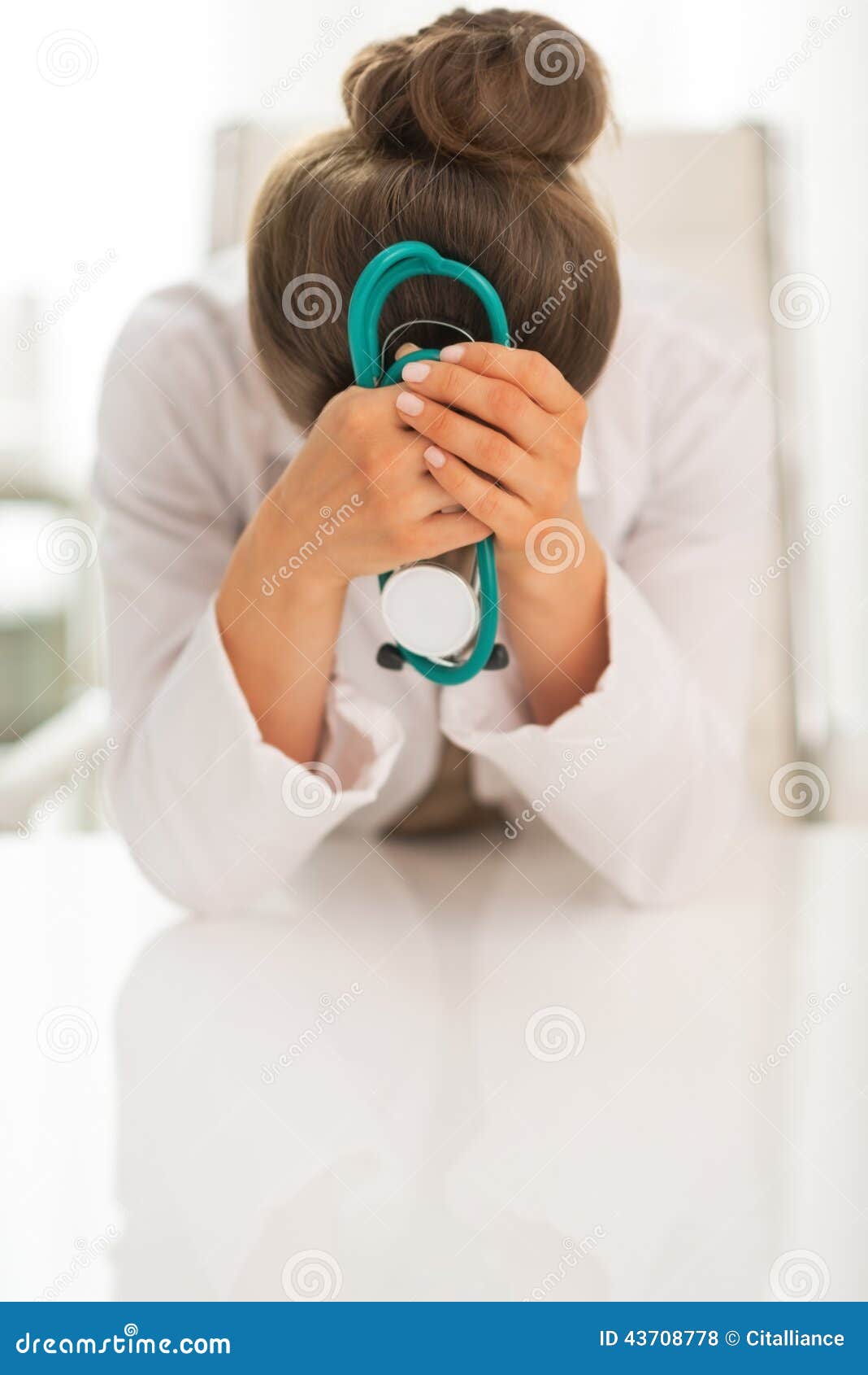 Mujer subrayada del doctor foto de archivo. Imagen de retrato - 43708778