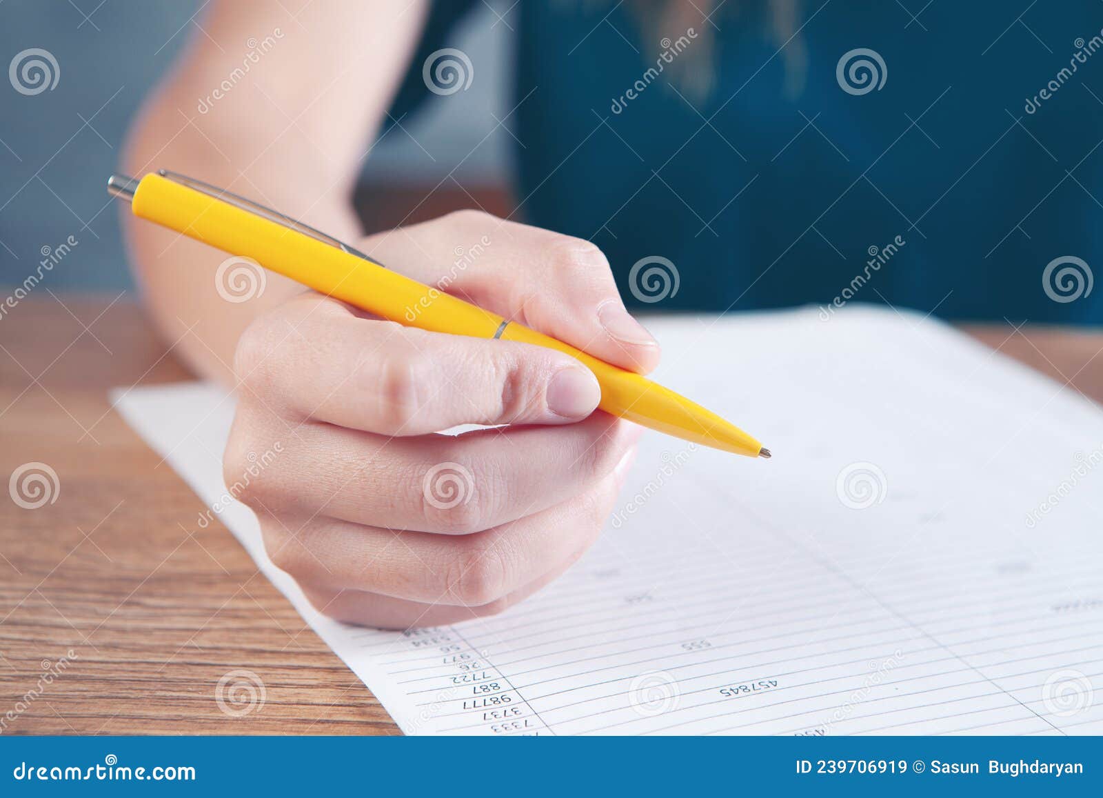 Mujer Tomando Notas En Papeles Imagen de archivo - Imagen de nota ...