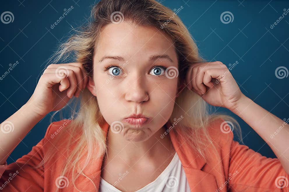 Mujer tonta de la cara imagen de archivo. Imagen de estudio - 34700619